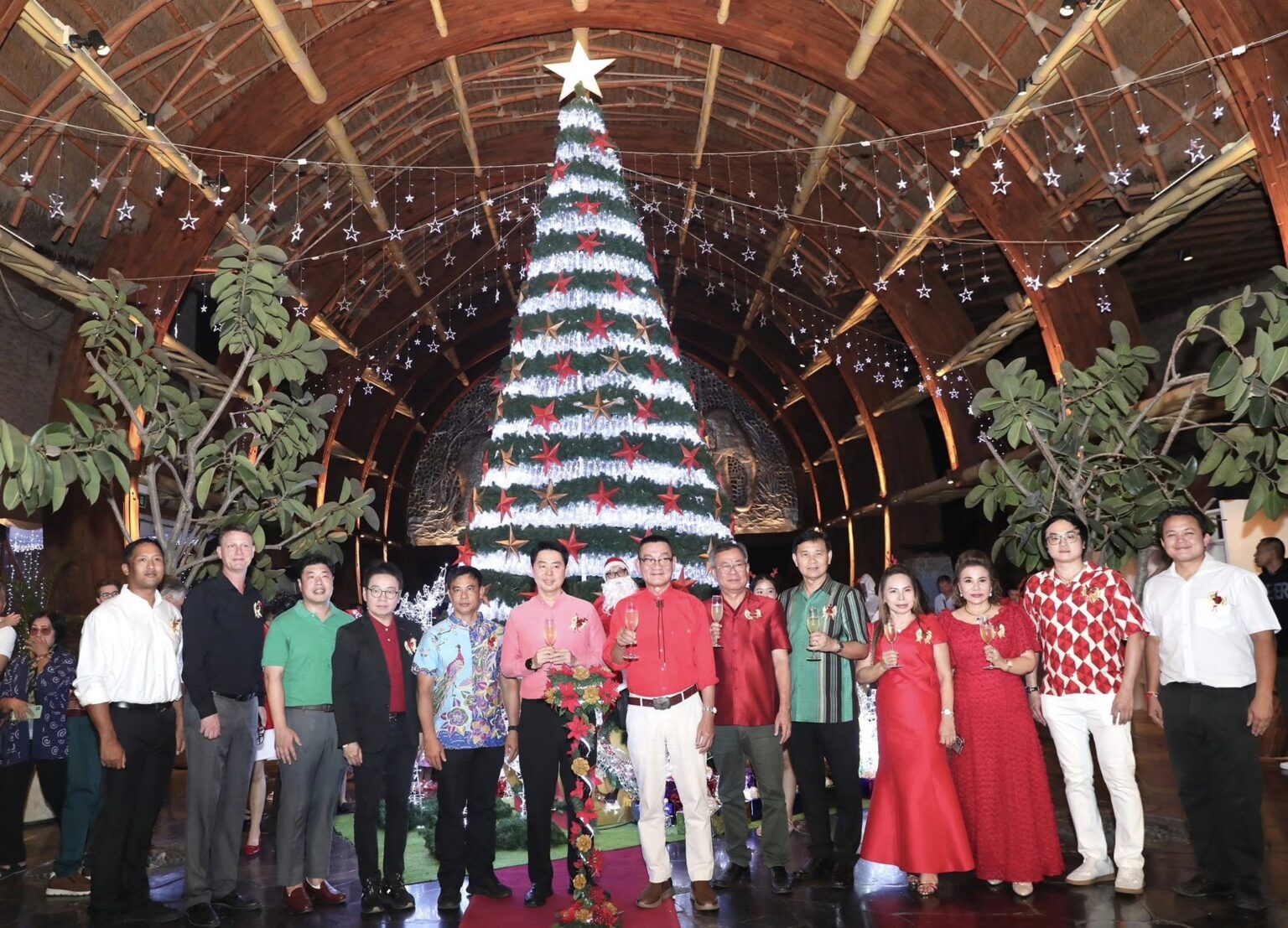 Centara Grand Mirage Beach Resort Pattaya Hosts Annual Christmas Tree ...