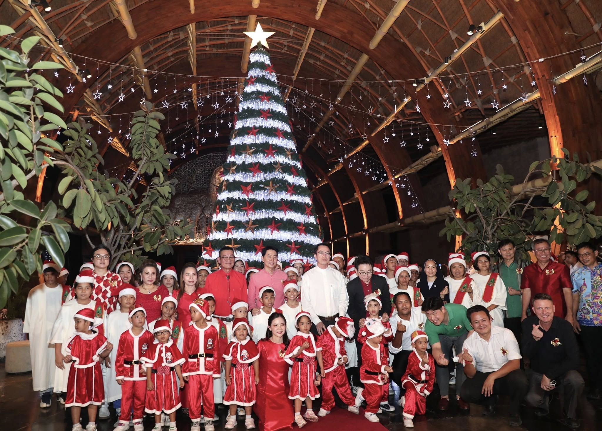 Centara Grand Mirage Beach Resort Pattaya Hosts Annual Christmas Tree ...
